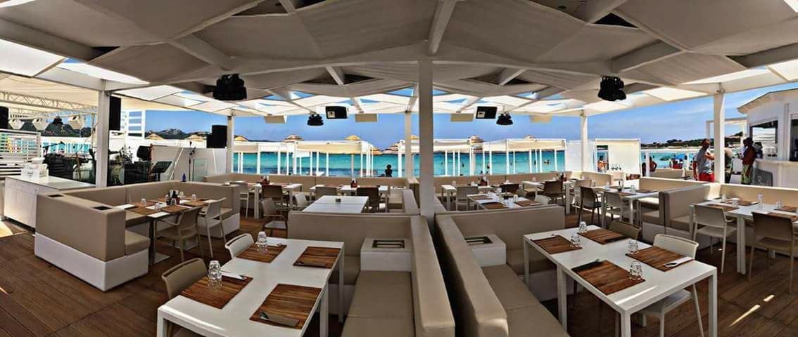 Blu Beach — Beach Club en Sardegna, Italia | Guía Sandbeds 2026
