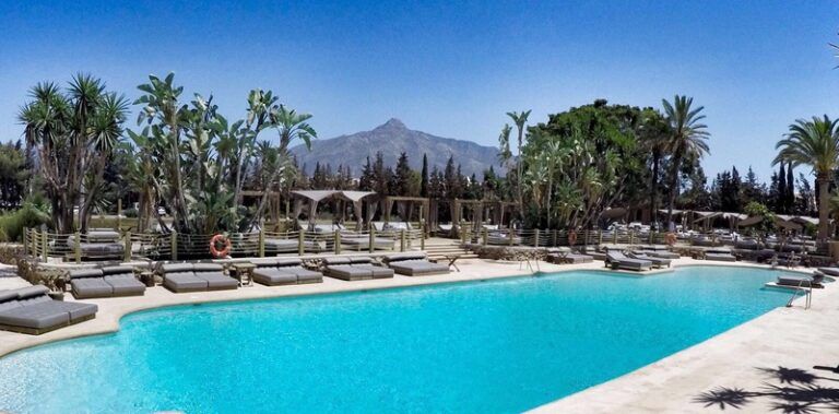 Nao Pool Club — Beach Club in Marbella, Spain | Guide Sandbeds 2026